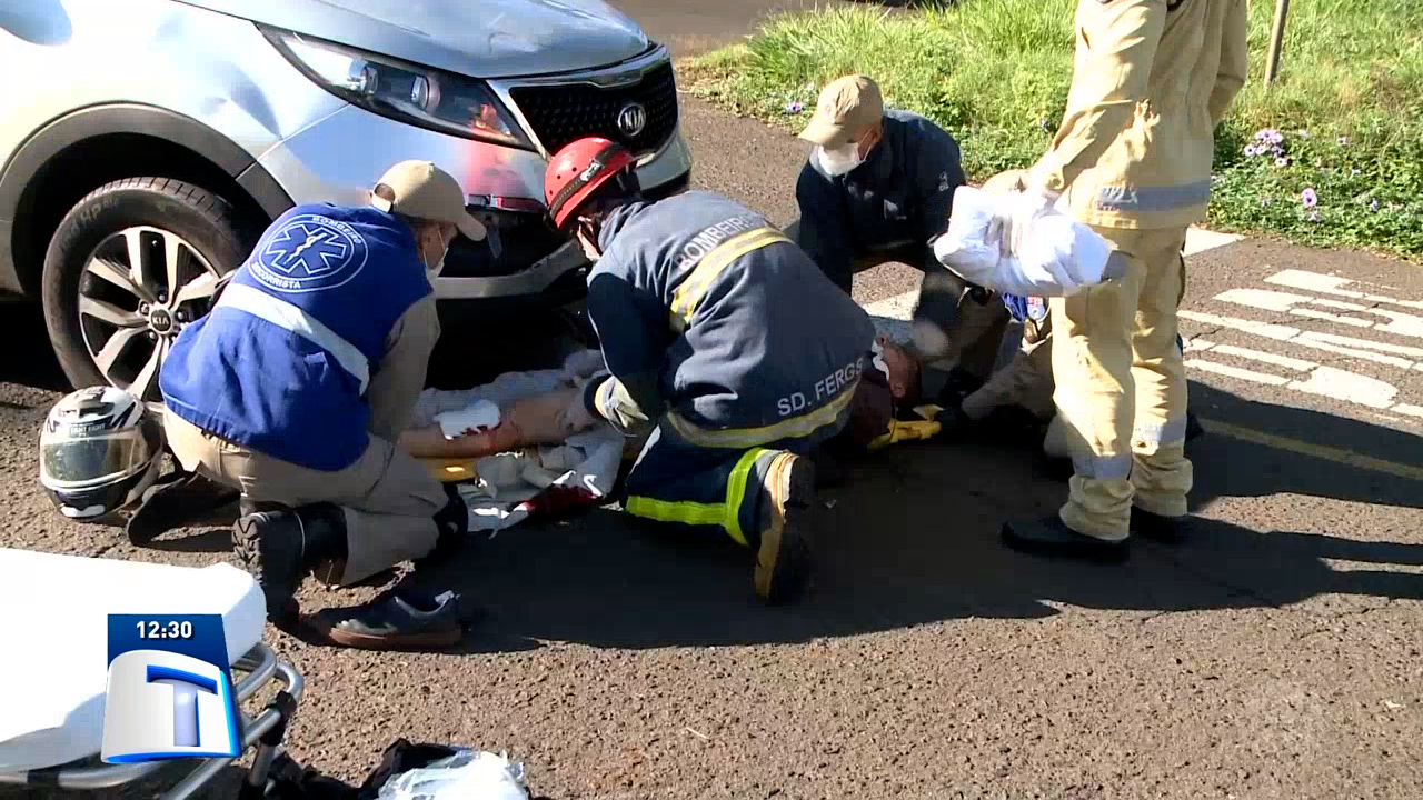 Acidente entre carro e moto deixa motociclista com ferimentos graves