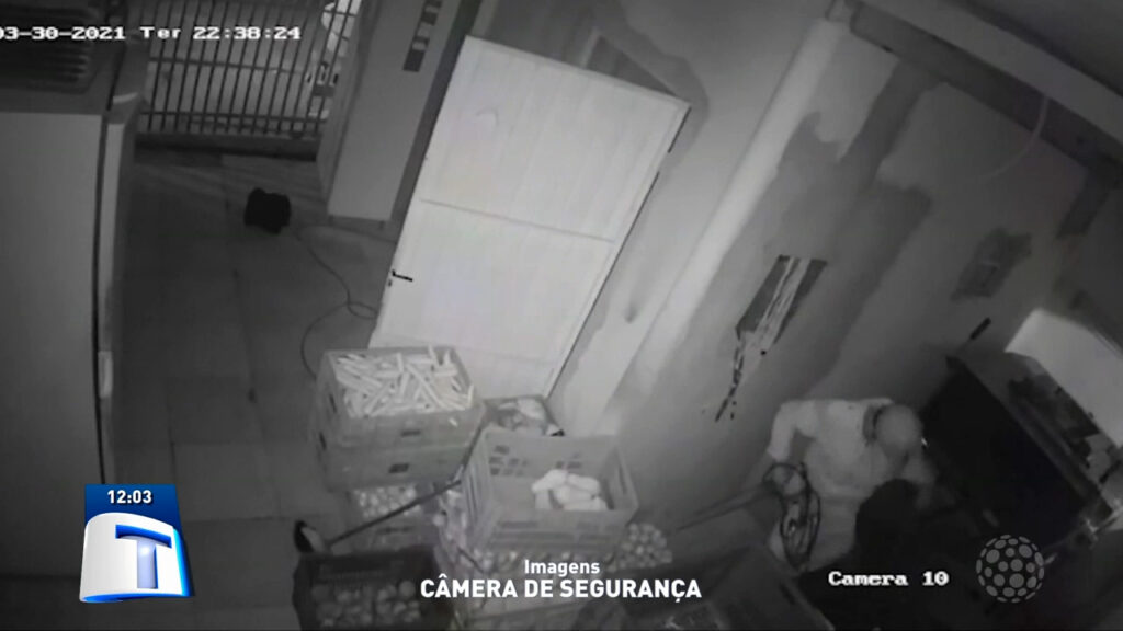 Câmera de segurança flagra ladrão furtando restaurante no Itaipu A
