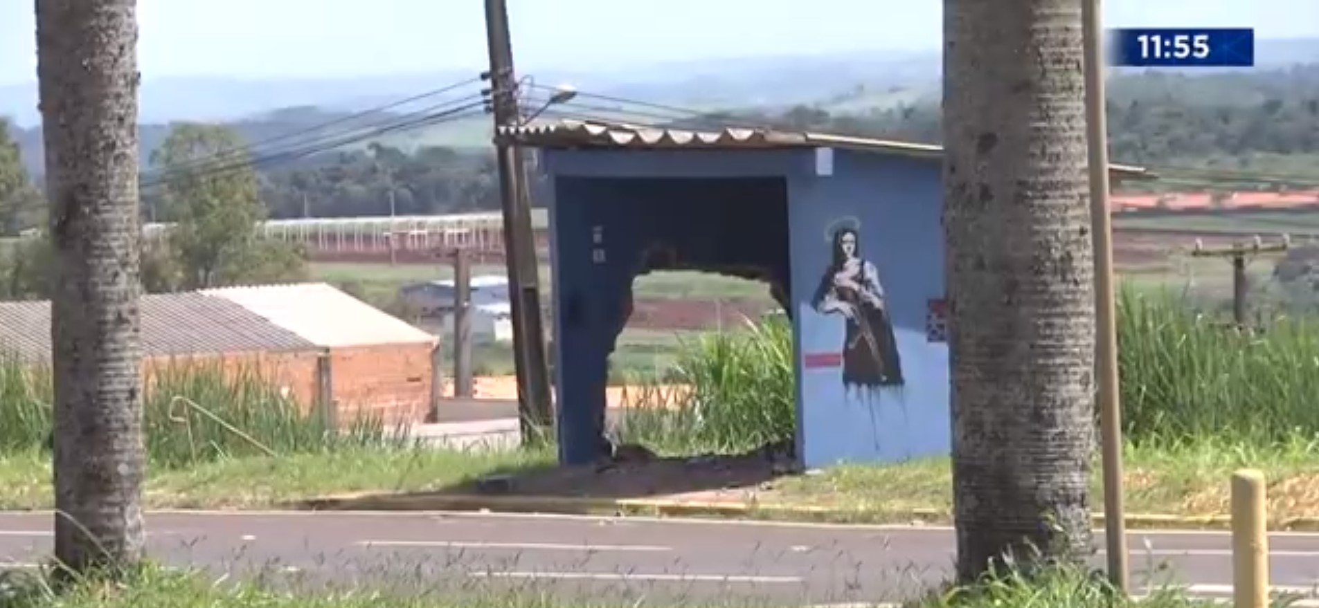 Carro atinge ponto de ônibus e causa susto na Cidade Alta