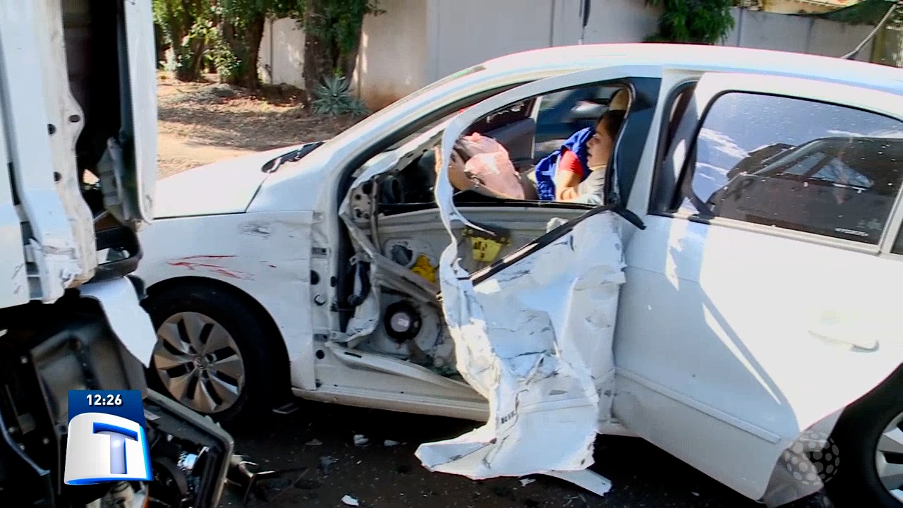 Mulher fica presa nas ferragens de um automóvel depois de acidente com caminhão