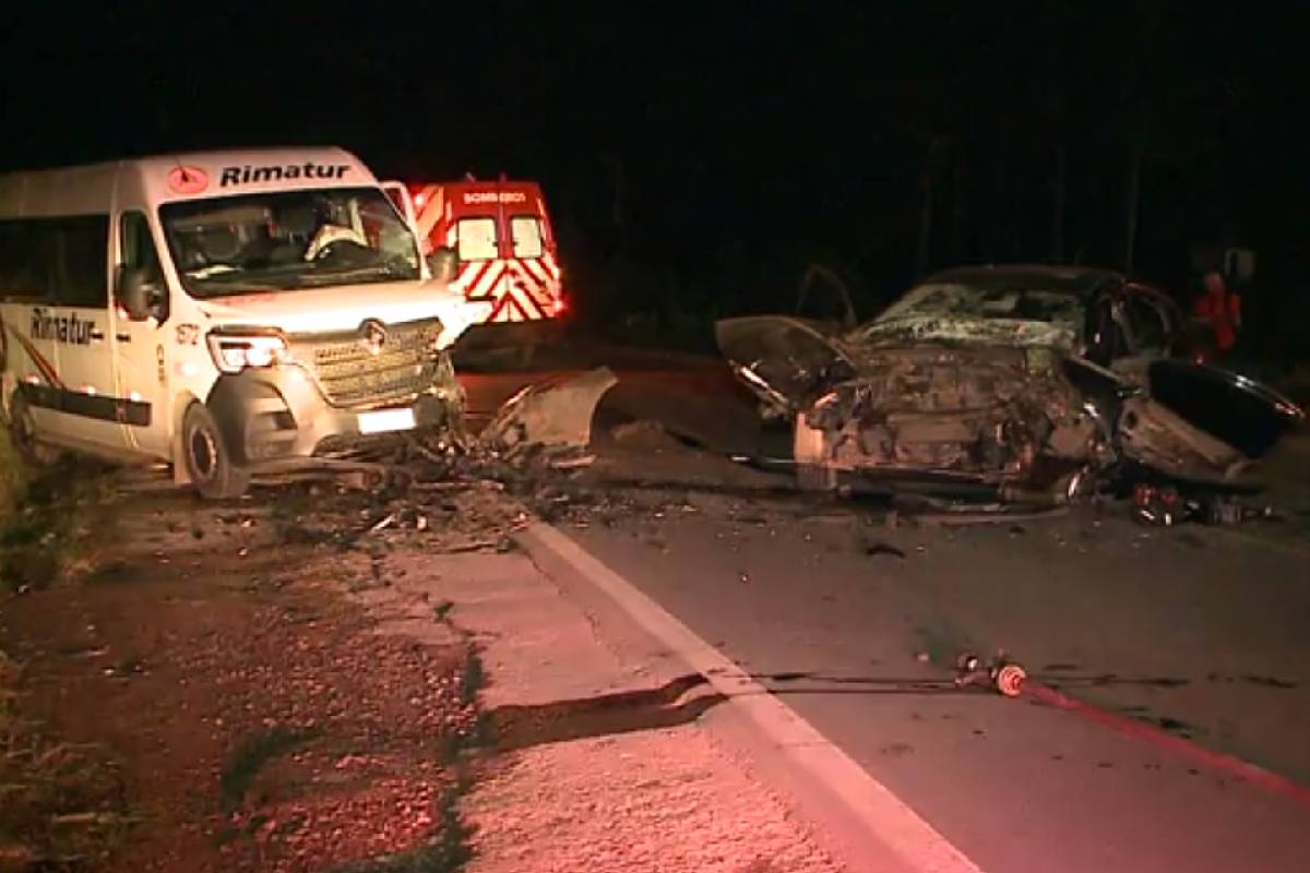 Acidente entre carro e van deixa homem em estado grave