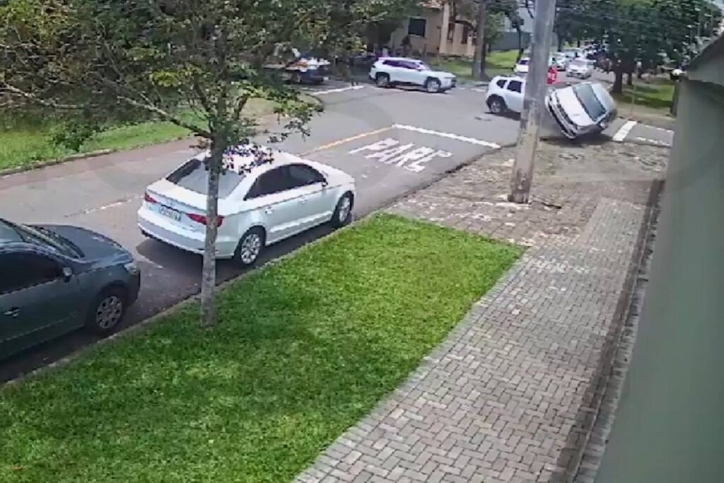 Acidente entre carro e moto no Mercês deixa motoboy ferido