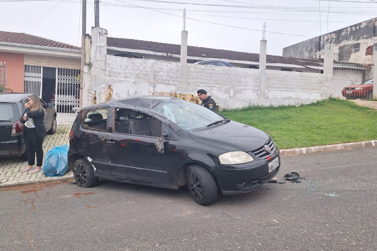 Carro capota três vezes e motorista escapa ileso em Colombo