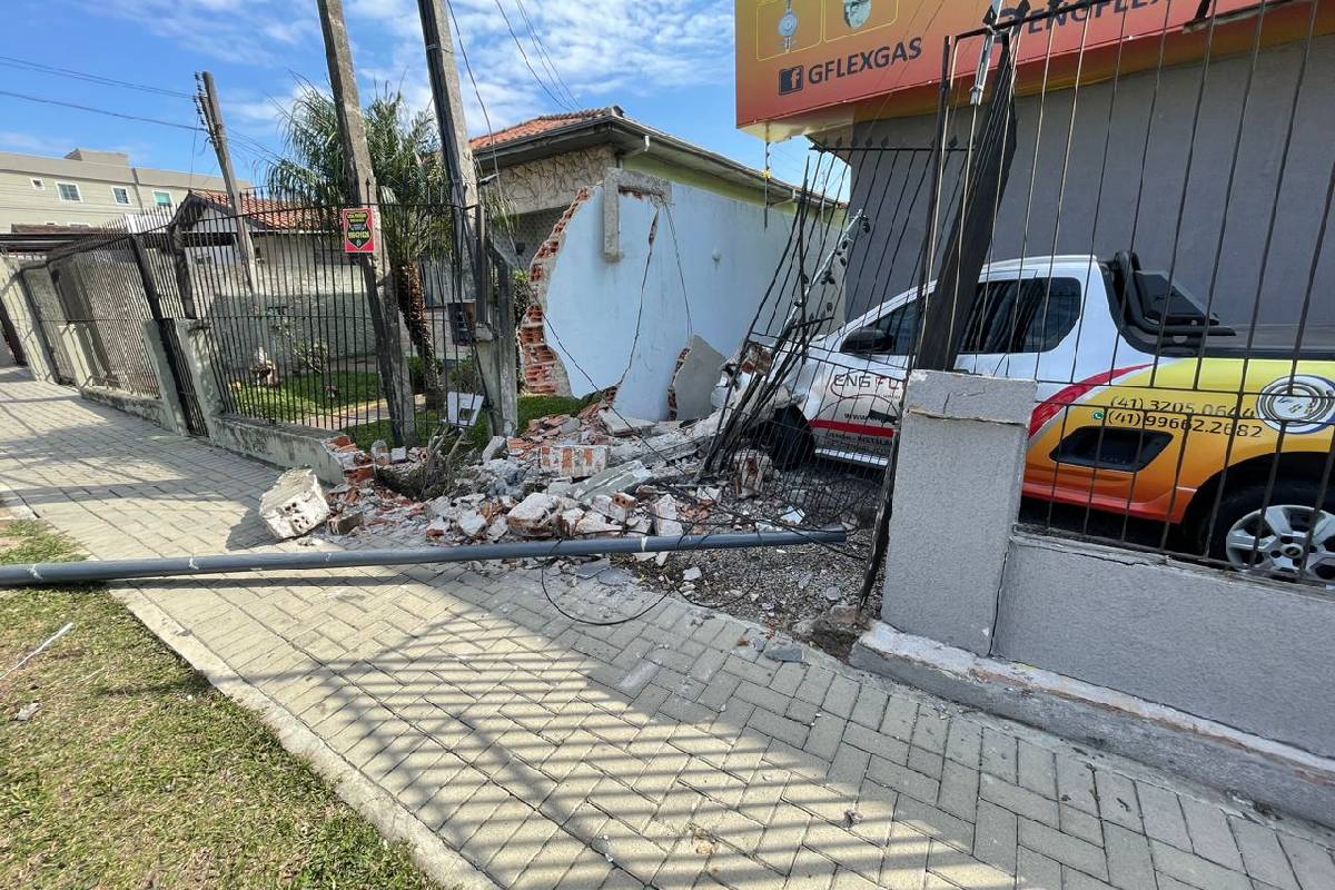 Ônibus Inter 2 destrói muro de empresa: veja vídeo