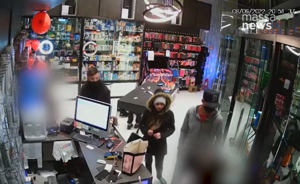 Vídeo mostra assalto a loja de celulares em shopping de Curitiba; assista