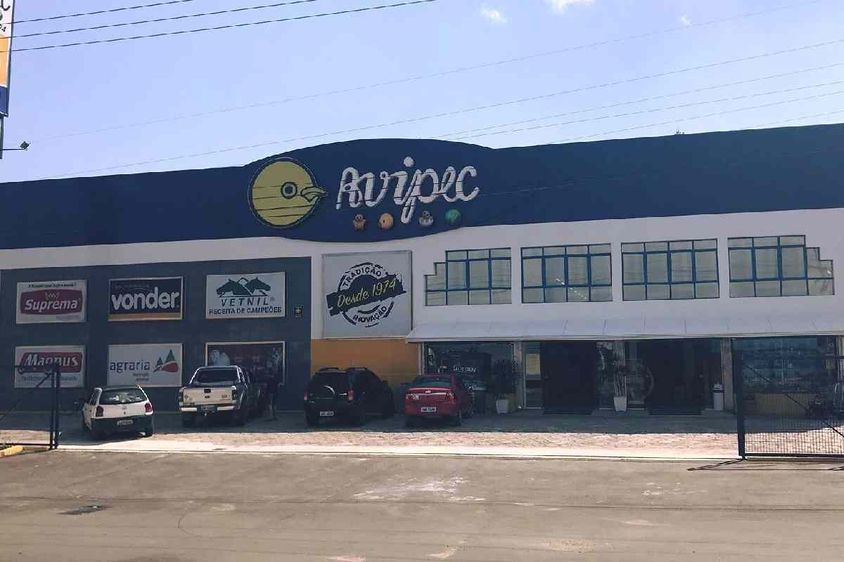 Avipec comemora 50 anos e liderança no mercado com nova loja