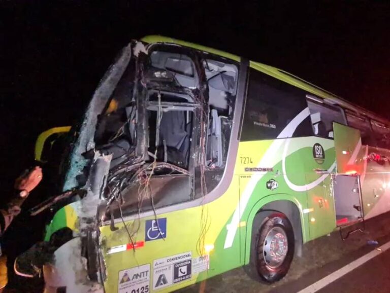 Batida entre ônibus e caminhão deixa um morto no Paraná