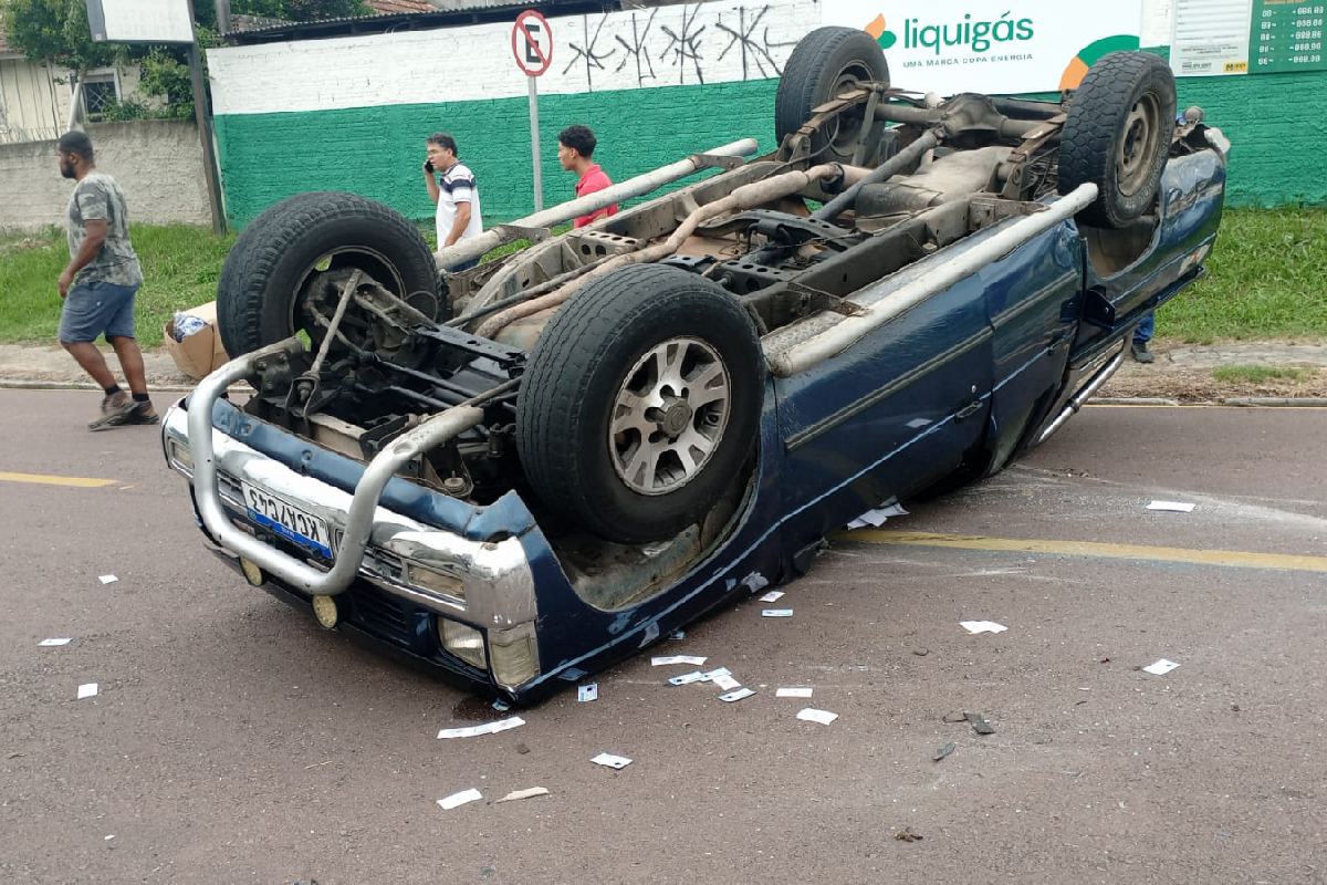 Caminhonete capota em acidente e motorista sai ileso; veja o vídeo