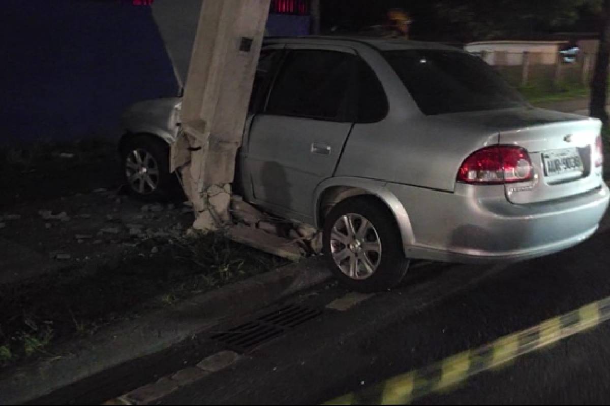 Motorista bate em carro e "quebra" poste em avenida movimentada