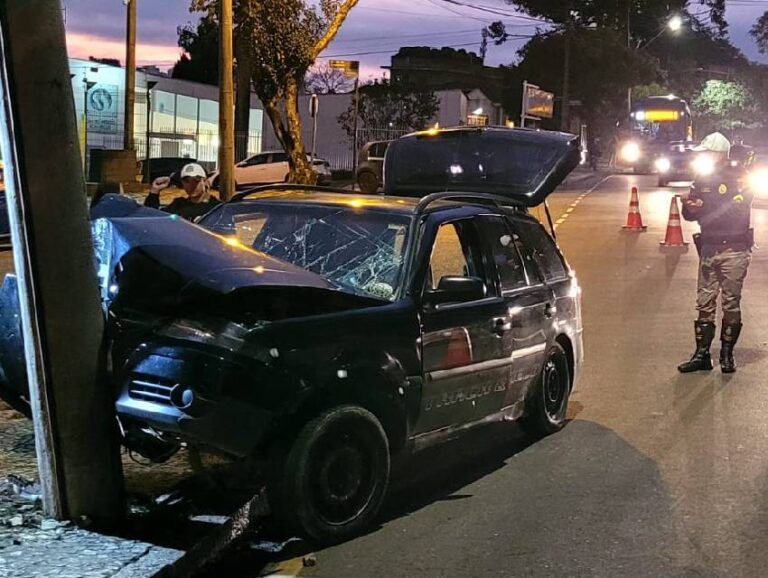 Carro sai da pista e bate em poste em avenida de Curitiba