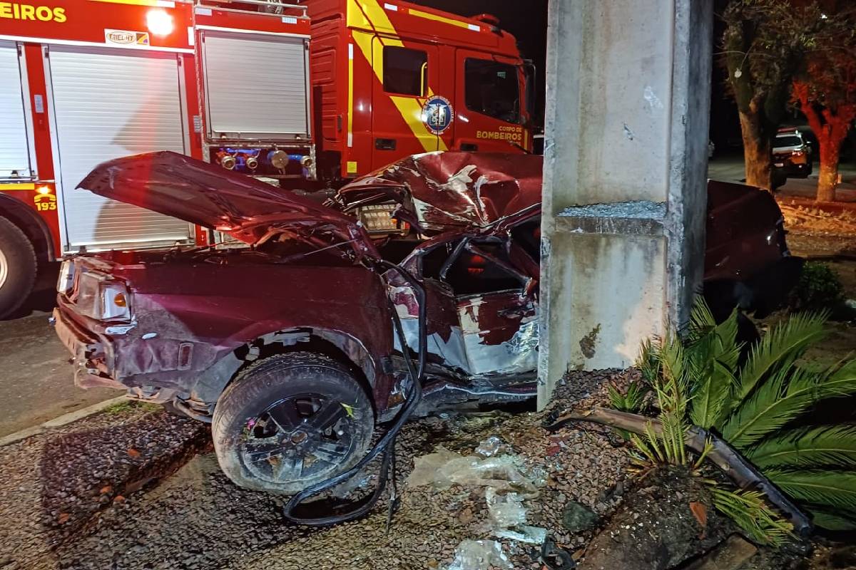 Estudante em fuga fica gravemente feridos ao bater carro em poste