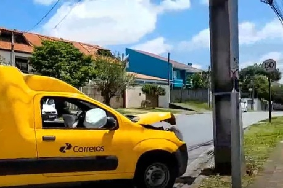 Motorista dos Correios tem mal súbito e bate carro em poste