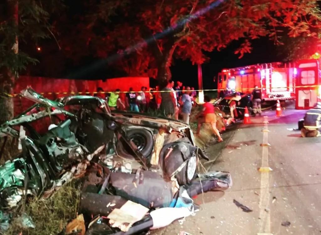 Carro é partido ao meio em acidente de trânsito; motorista sai ileso