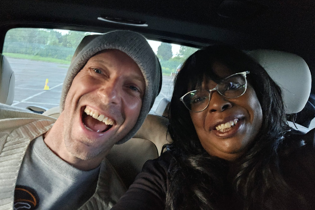 Chris Martin dá carona para fã que ia ao show do Coldplay