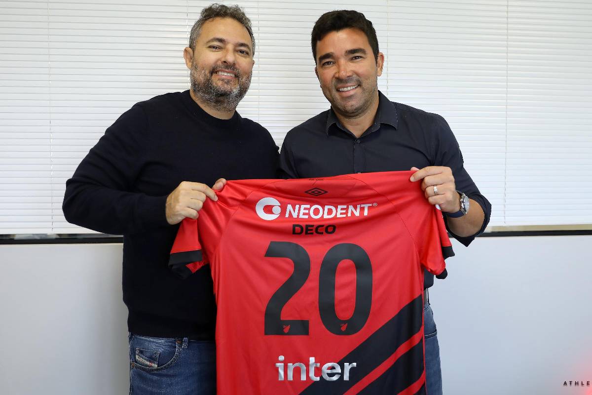 Deco, diretor do Barcelona, visita Vitor Roque em Curitiba