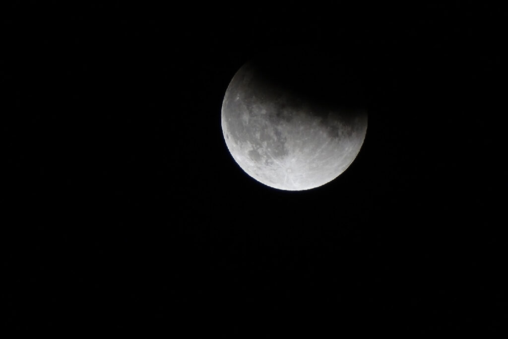 Eclipse lunar parcial: veja quando fenômeno será visível em Curitiba