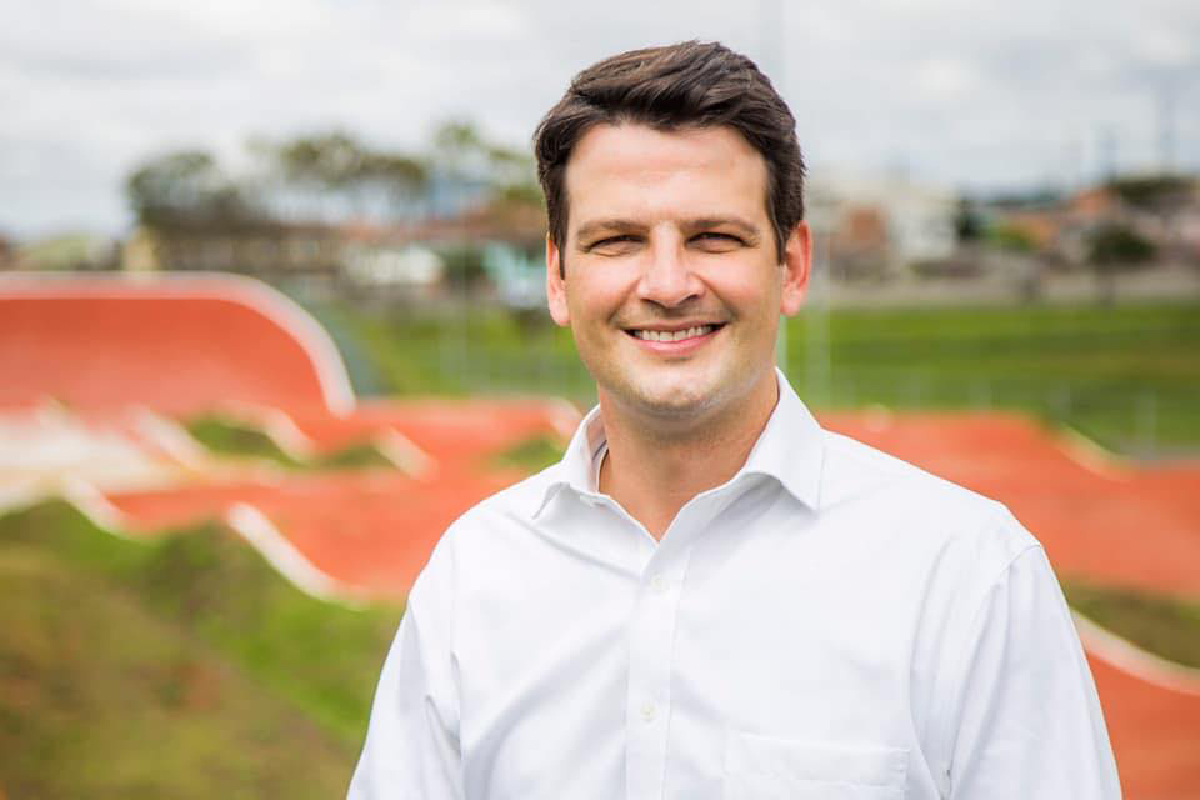 Eduardo Pimentel é eleito prefeito de Curitiba no segundo turno