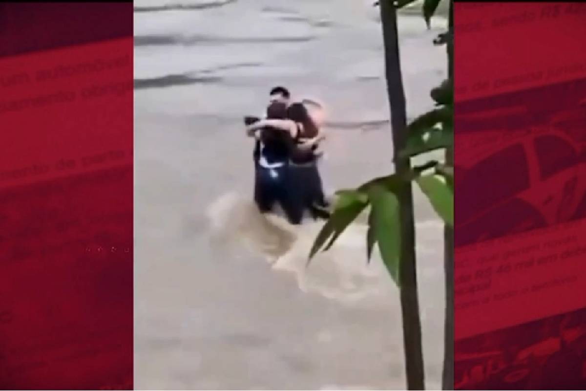 Enchente na Itália: amigos se abraçam antes de serem arrastados