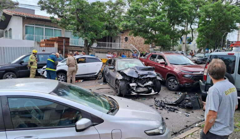 Engavetamento entre sete veículos deixa feridos no Portão; assista