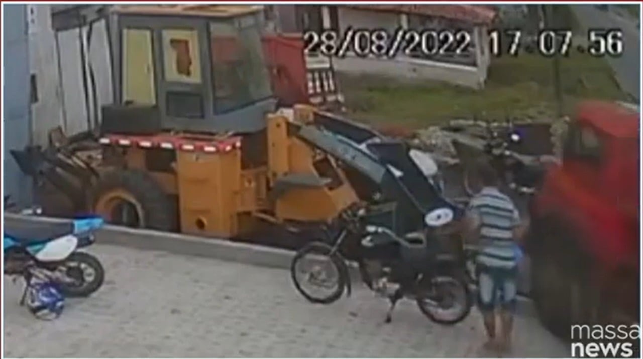 Homem escapa por um triz de ser atingido por caminhão desgovernado