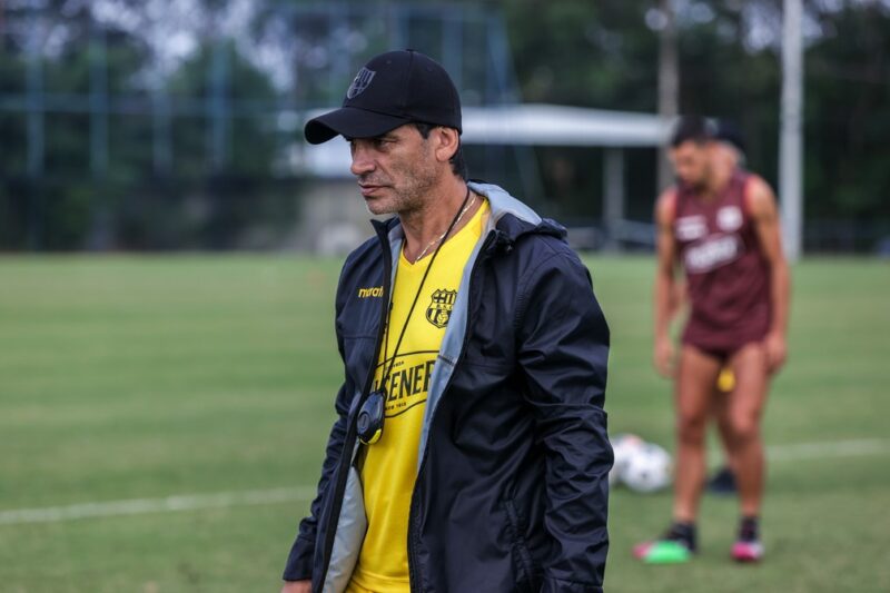 Santos fecha acordo com Fabián Bustos para assumir comando técnico