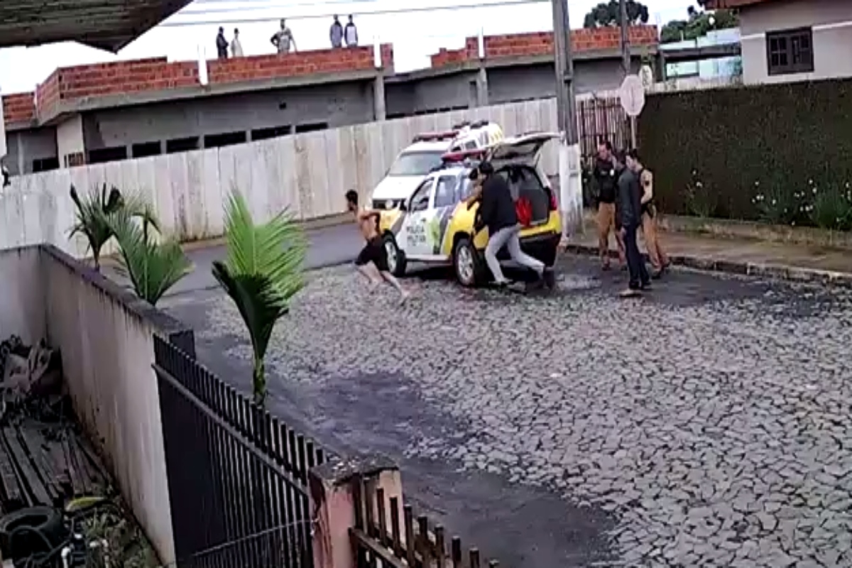 Rapaz algemado tenta fugir da polícia correndo; vídeo