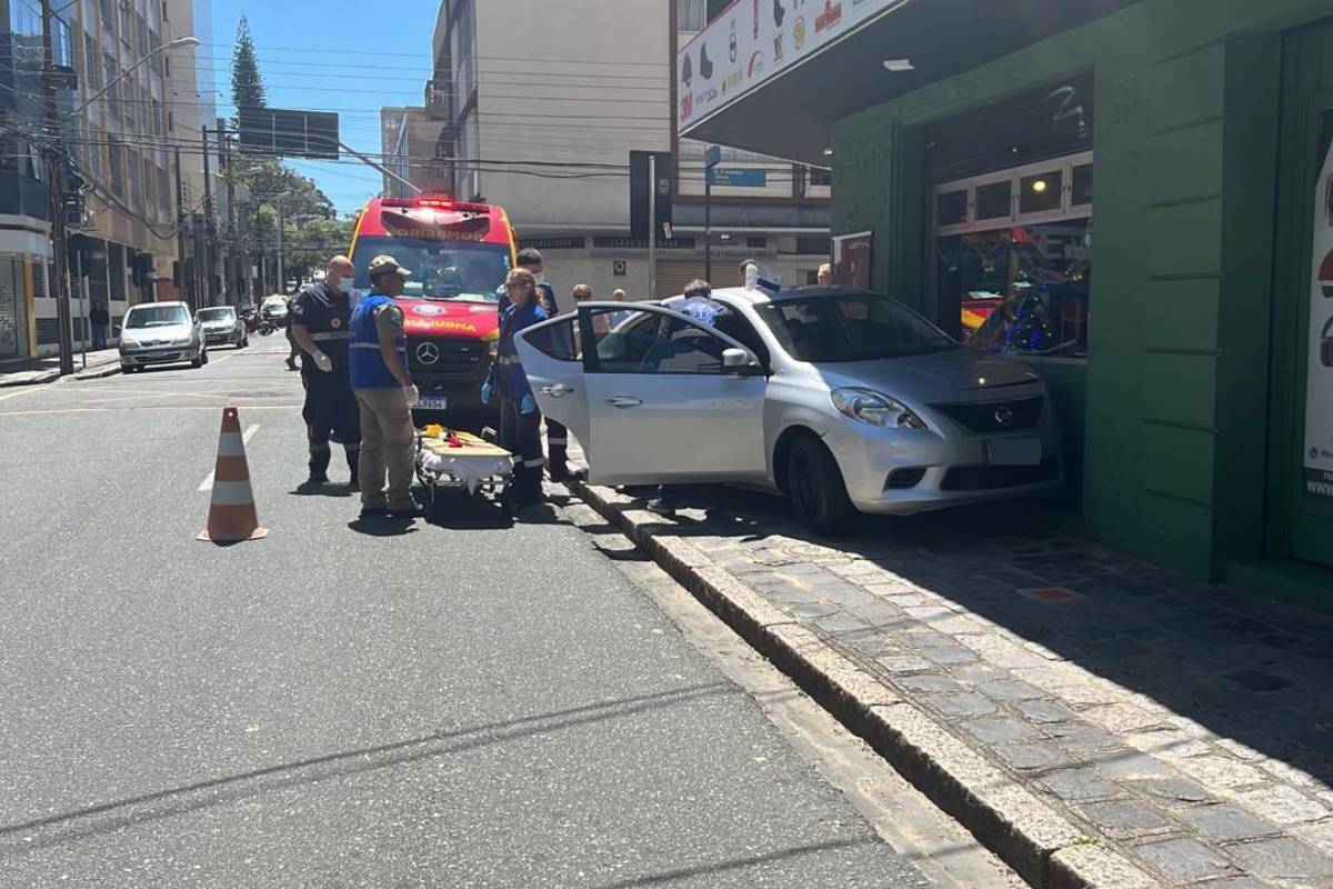 Homem tem mal súbito e bate em loja no Centro de Curitiba