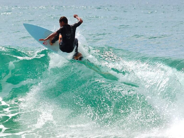 Ilha do Mel recebe etapa do Circuito Paranaense de Surf Amador