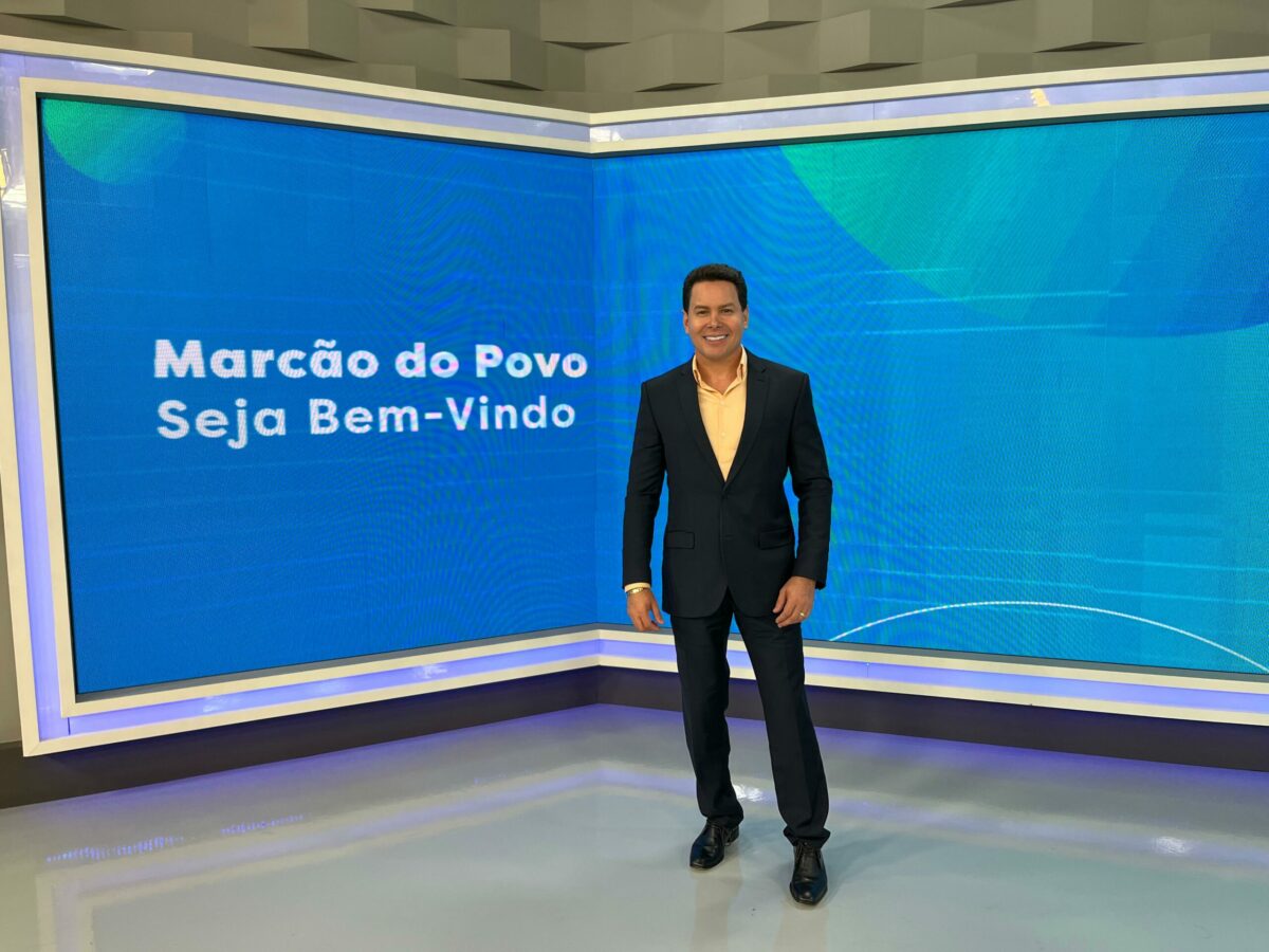 Marcão do Povo conhece estúdios do Grupo Massa