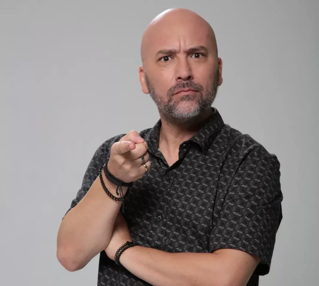 Humorista Marco Zenni faz show gratuito em Curitiba