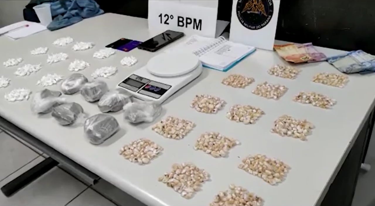 Mulher é flagrada com buchas de cocaína escondidas em panela