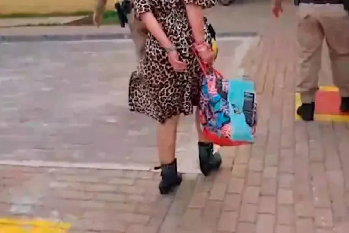 Casal Invade Casa Para Fazer Sexo E Rapaz Abandona Mulher Pelada