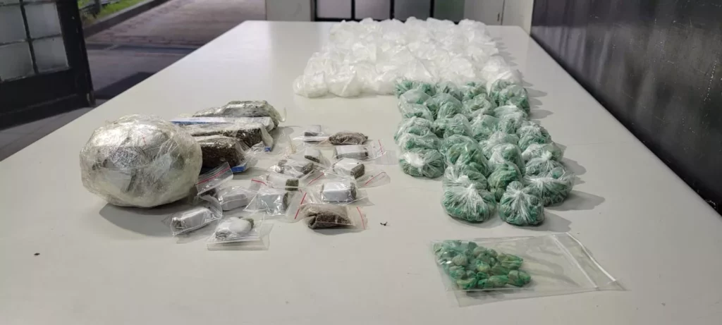 Mulher é presa após ser encontrada com cocaína e crack em Curitiba