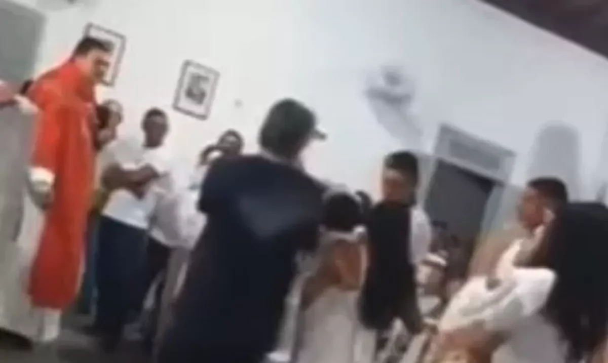 Padre expulsa padrinho de batizado aos gritos; vídeo