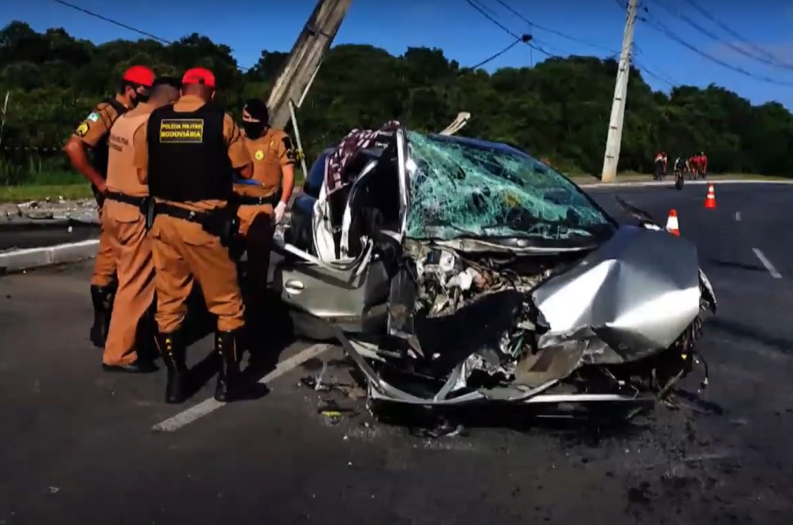 Carro bate em poste, mata mulher e deixa casal ferido na RMC