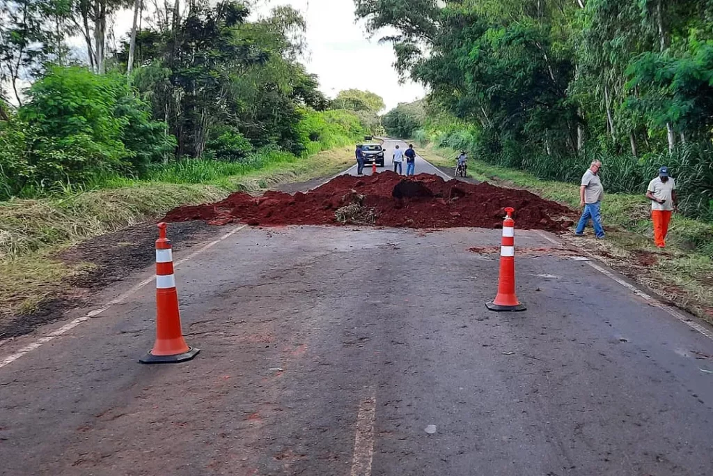 Trecho da PR-492 é interditado após danos causados pelas chuvas