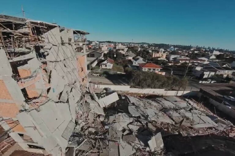 Imagens aéreas mostram estrago em prédio que desabou: assista