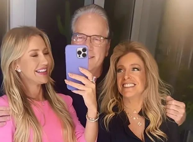 Roberto Justus aparece com ex-mulher e atual juntas nas redes sociais Roberto Justus aparece com ex-mulher e atual juntas nas redes sociais
