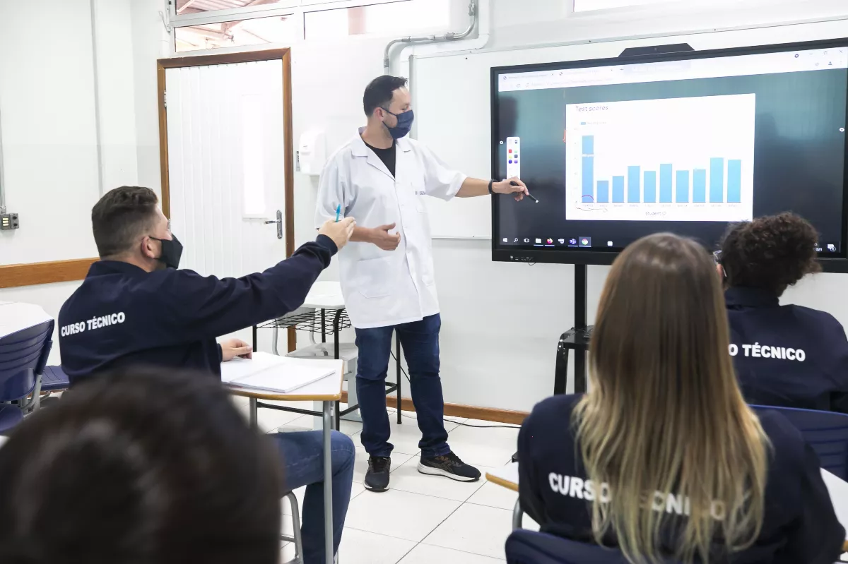 Senai Paraná abre mais de 100 vagas gratuitas para cursos técnicos