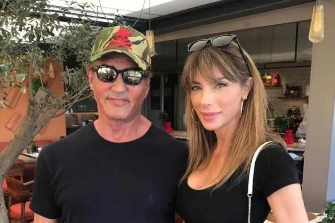 Jennifer Flavin nega que pediu divórcio por causa de cachorro