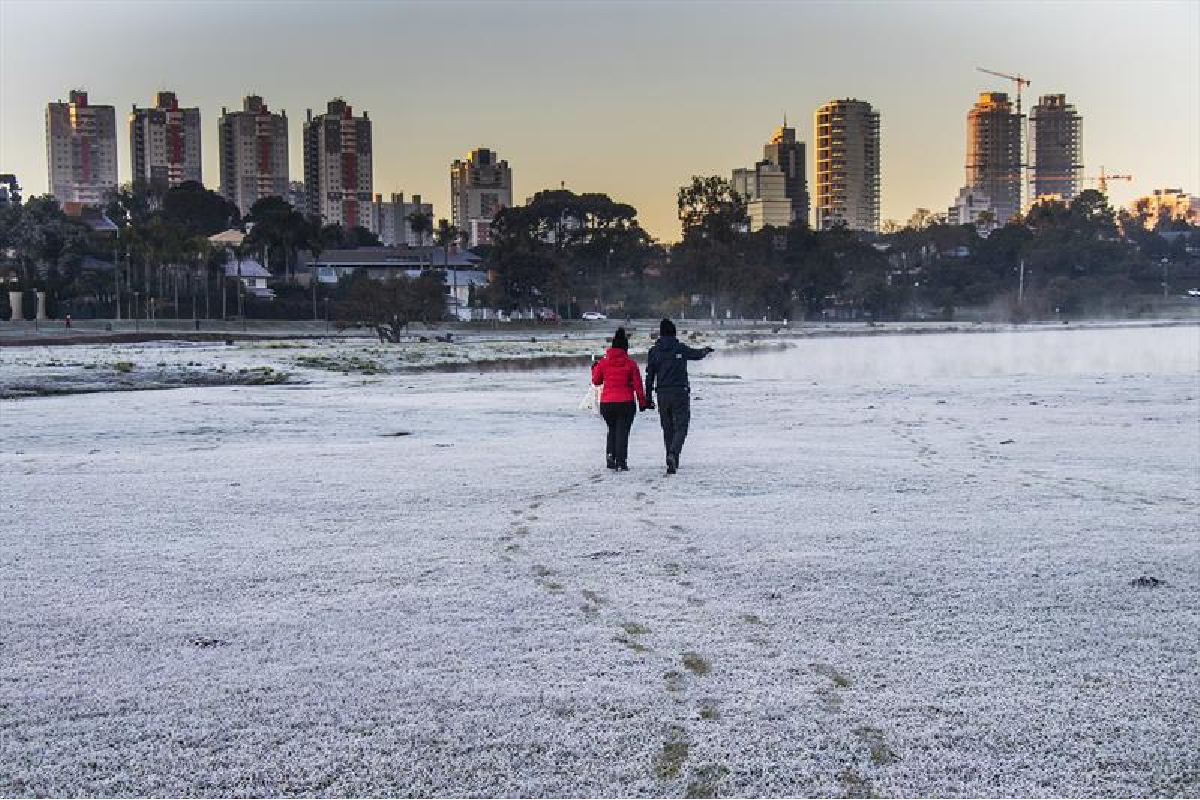 Temperatura em Curitiba: onda de frio vai chegar a 0°C
