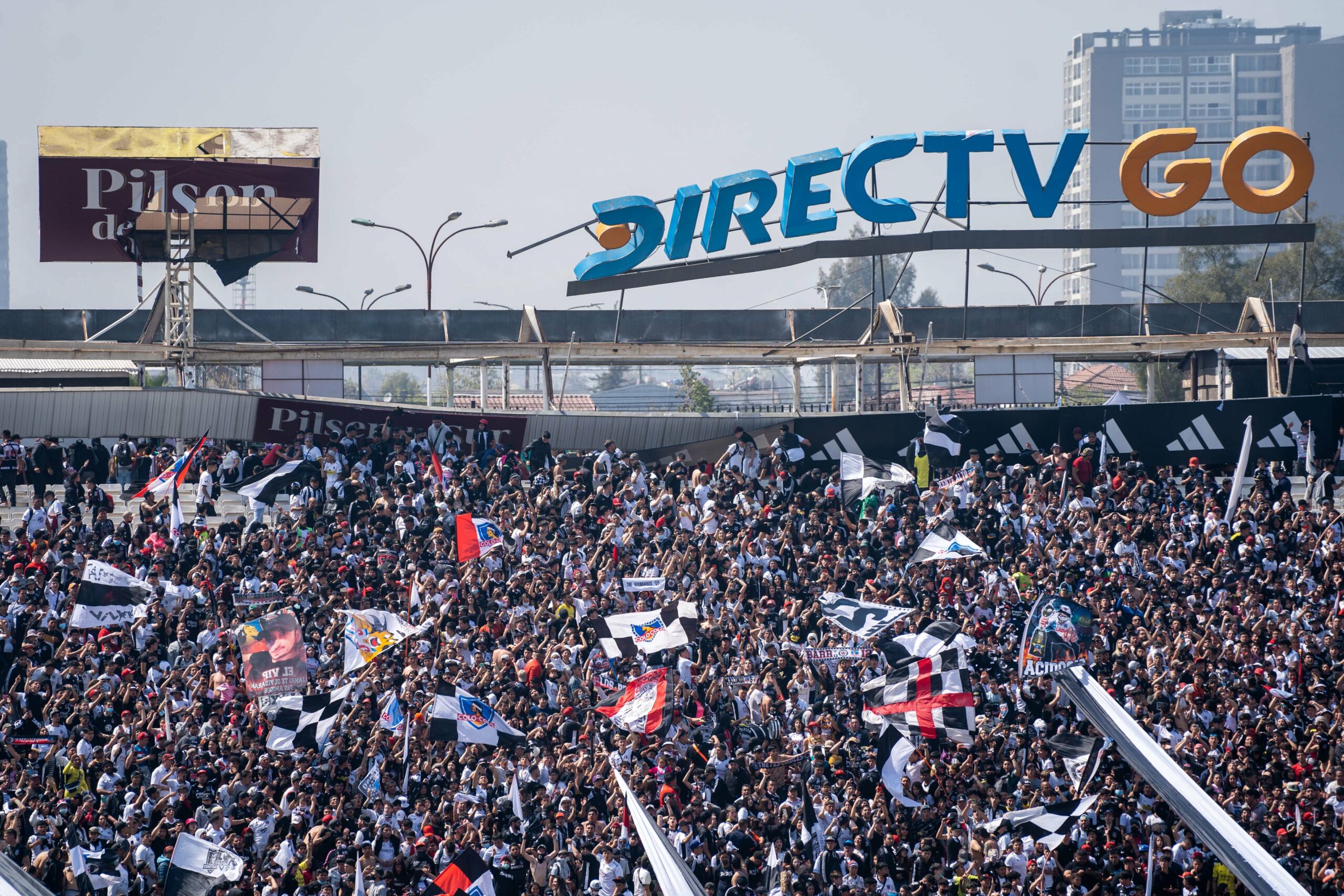 Teto de estádio Monumental desaba no Chile