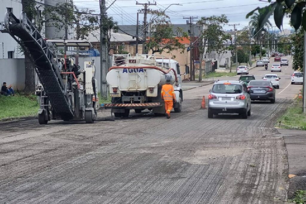 Obras alteram trânsito na região do Parolin, em Curitiba