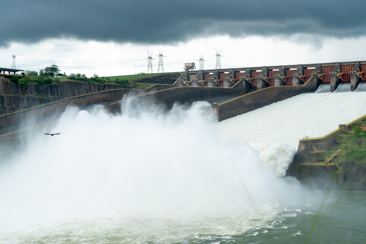 Vertedouro de Itaipu é aberto para escoar excesso de água
