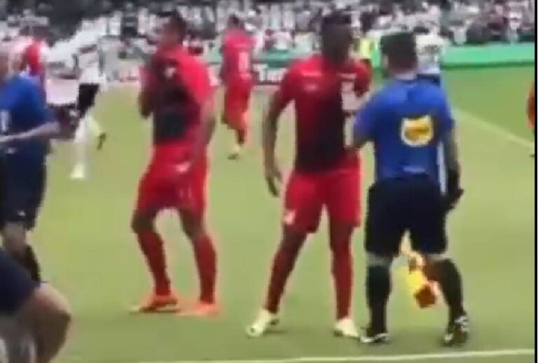 Léo Pelé é alvo de racismo no Atletiba no Couto Pereira