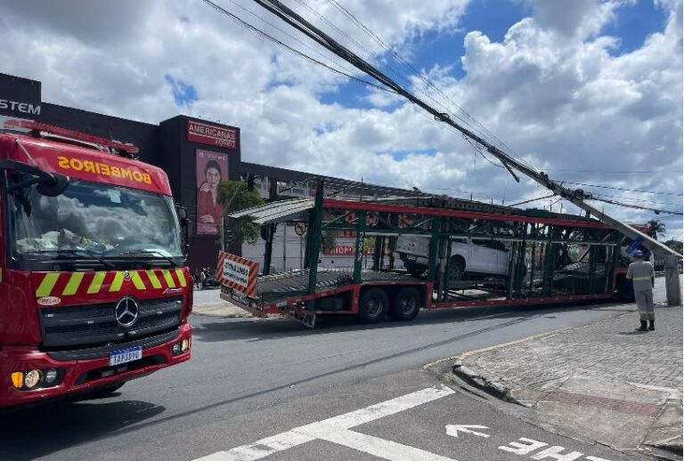 Caminhão bate em poste na frente de shopping e complica o trânsito