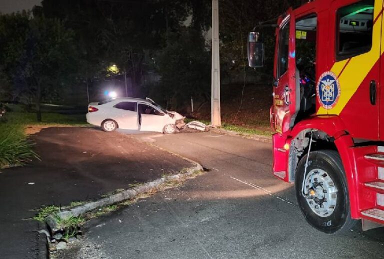 Motorista perde o controle e bate carro contra poste na Linha Verde