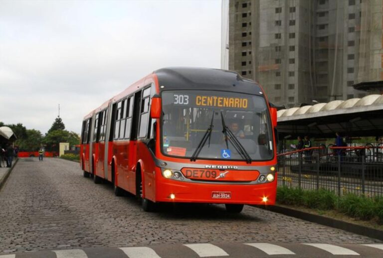 Obras do Ligeirão causam bloqueio total em rua do bairro Cajuru