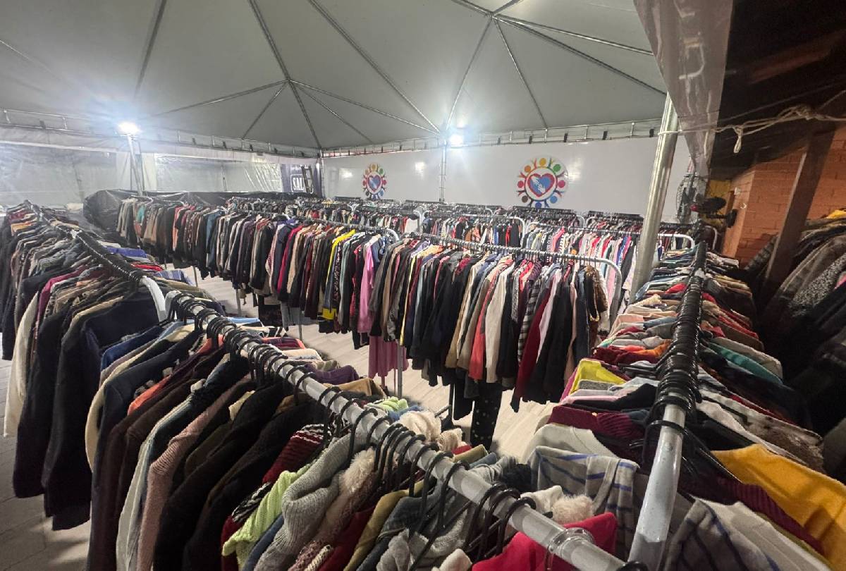 Bazar em Curitiba reúne 30 mil peças com preços a partir de R$ 3