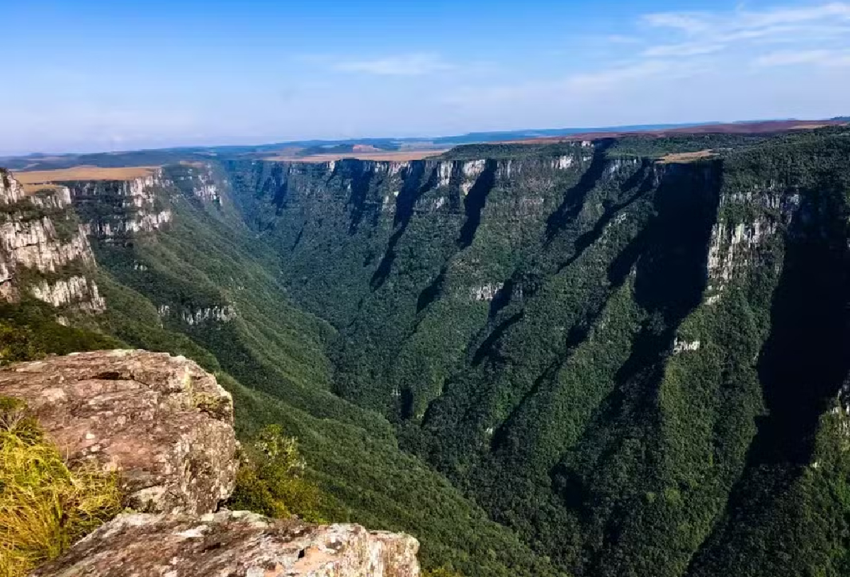 Bombeiros buscam por criança de Curitiba que caiu em cânion